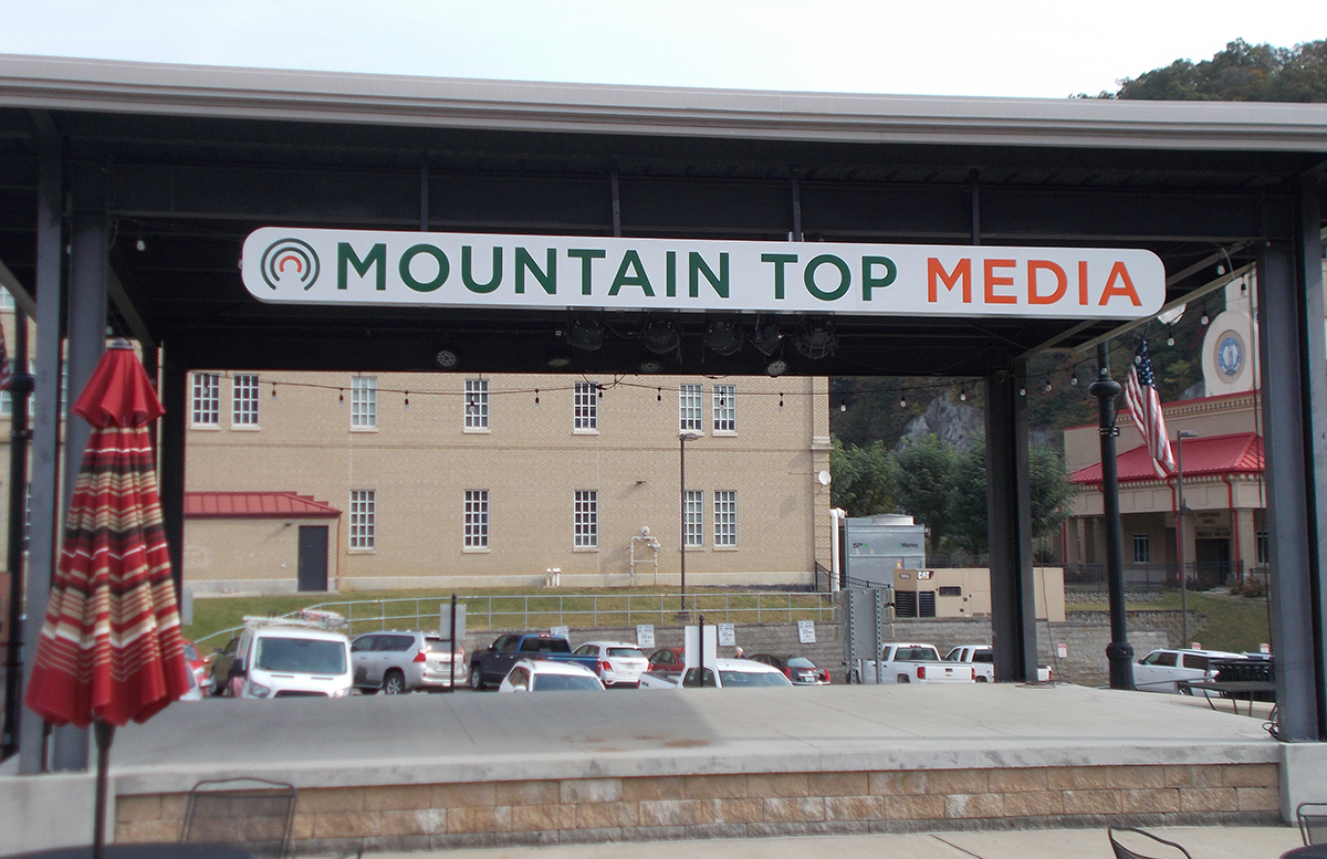 Metal/Brushed Aluminum Signs - Unisign Corp